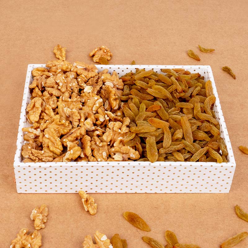 Send Raisins and Walnuts in White Tray Gift Pack Online | Rakhibazaar.com